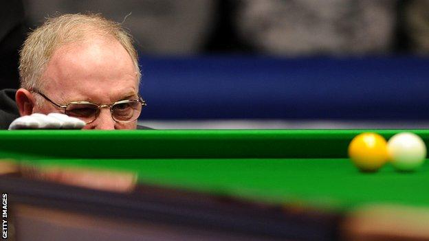 Scots referee Scullion returns to snooker after illness - BBC Sport