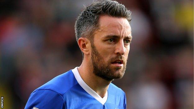 Cole Skuse: Ipswich Town midfielder signs new contract until 2020 - BBC ...