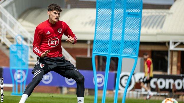 Elliot Thorpe: Spurs youngster aims to follow in 'Welsh mafia's ...