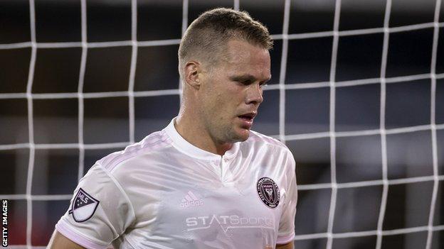 Ryan Shawcross: Former Stoke City captain announces retirement - BBC Sport