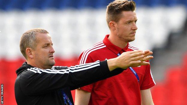 Goalkeeping coach Martyn Margetson joins England from Wales - BBC Sport