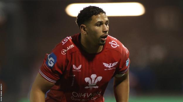 Dan Davis: Scarlets flanker signs new deal - BBC Sport