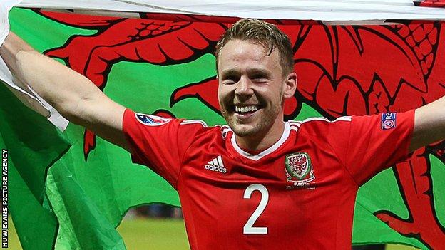 Chris Gunter: Hull City target Reading and Wales defender - BBC Sport