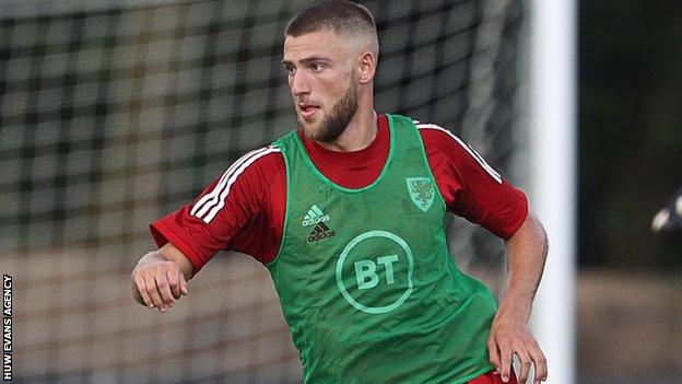 Brandon Cooper: Newport County sign Swansea City defender on loan - BBC ...