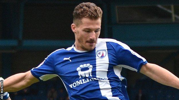 Liam Graham: Chesterfield defender suffers torn knee ligaments - BBC Sport