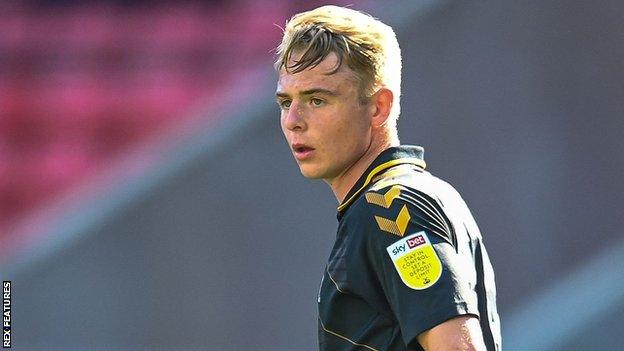 Liam Bennett: Cambridge reward young defender with new two-year ...