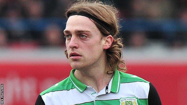 Tom Eaves: Gillingham sign former Yeovil Town striker - BBC Sport