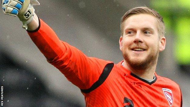 Mark Halstead: Morecambe keeper signs new two-year deal - BBC Sport