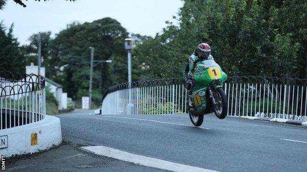 Classic TT: John McGuinness fastest in Senior qualifying - BBC Sport