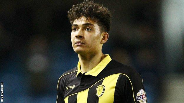 Stevenage: Tyler Walker, Kgosi Ntlhe and Harry McKirdy join - BBC Sport