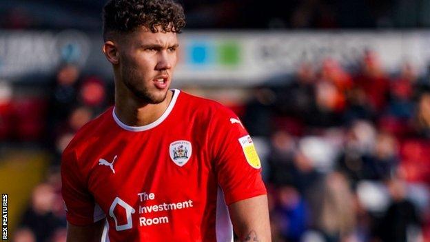 Matty Wolfe: Barnsley midfielder signs new two-year deal - BBC Sport