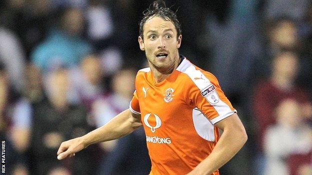 Danny Hylton: Luton Town striker signs contract extension - BBC Sport