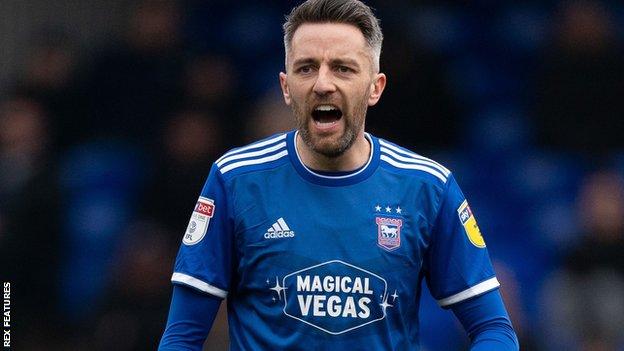 Cole Skuse: Ipswich Town midfielder suffers knee injury - BBC Sport
