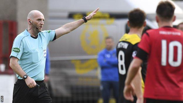 Scottish League One: Livi go top as referee Madden returns - BBC Sport