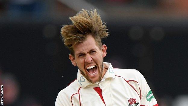 Lancashire: Saqib Mahmood and Tom Bailey sign new contracts - BBC Sport