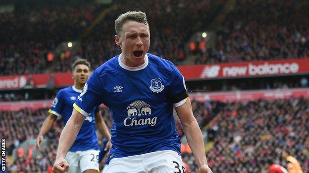 Matthew Pennington signs new contract at Everton until 2021 - BBC Sport