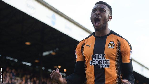 David Amoo: Cambridge United winger signs new deal - BBC Sport