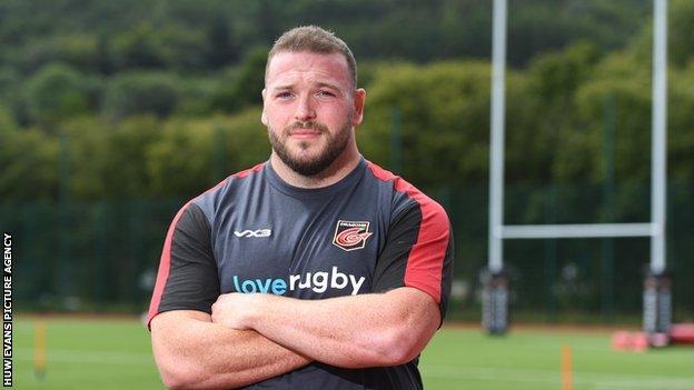 Greg Bateman: Dragons sign Welsh-qualified prop - BBC Sport