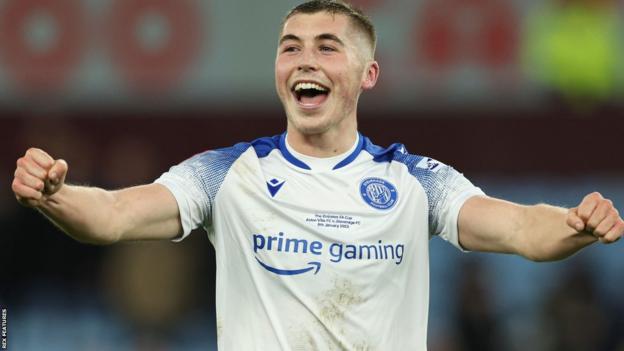 Dean Campbell: Barrow sign midfielder after Aberdeen exit - BBC Sport