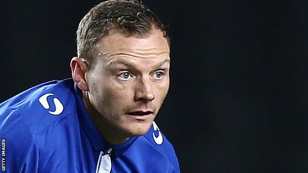 Brian Wilson: Oldham Athletic full-back signs new one-year deal - BBC Sport