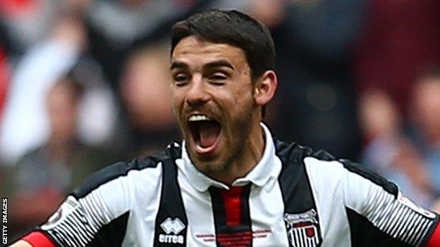 Shaun Pearson: Grimsby Town defender signs for Wrexham - BBC Sport