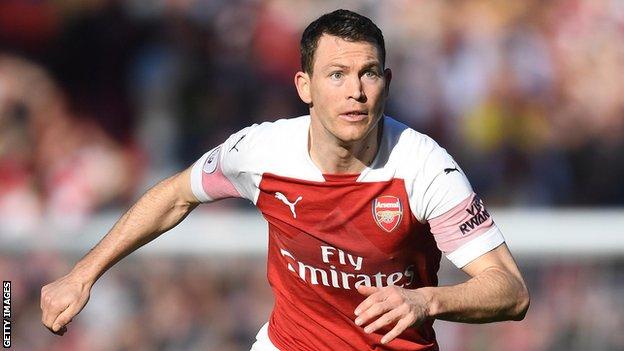 Former Arsenal defender Stephan Lichtsteiner joins Augsburg - BBC Sport