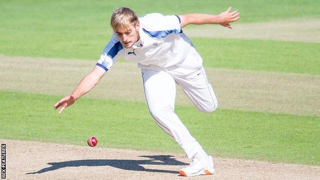 Jared Warner: Gloucestershire sign Yorkshire pace bowler - BBC Sport