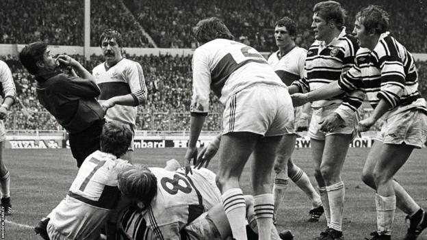 Fred Lindop: Former rugby league referee dies, aged 84 - BBC Sport