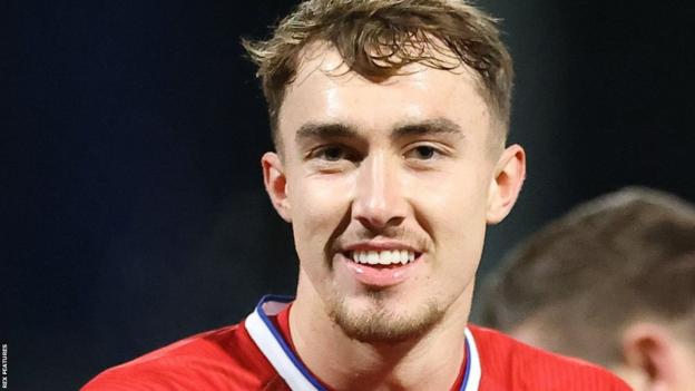 Lewis Billington: Crewe defender agrees new deal until 2025 - BBC Sport