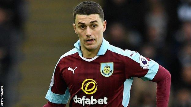 Matt Lowton: Burnley defender extends deal until 2020 - BBC Sport