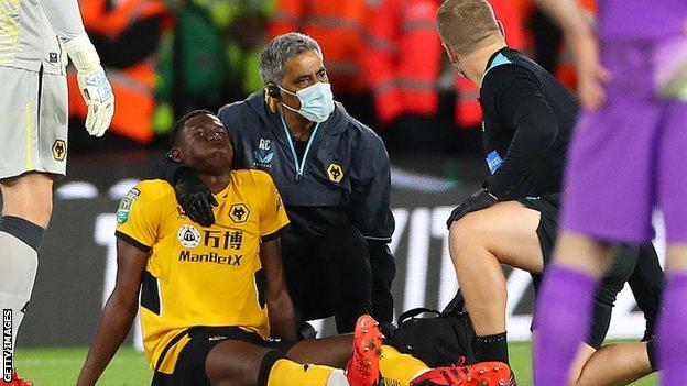 Yerson Mosquera: Wolves defender to have surgery after hamstring injury ...