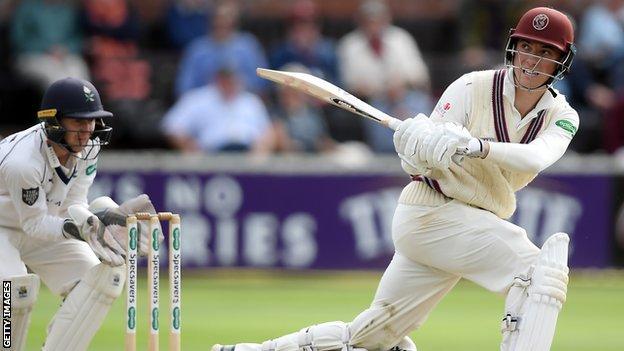Tom Banton: Somerset batsman extends deal until 2022 - BBC Sport