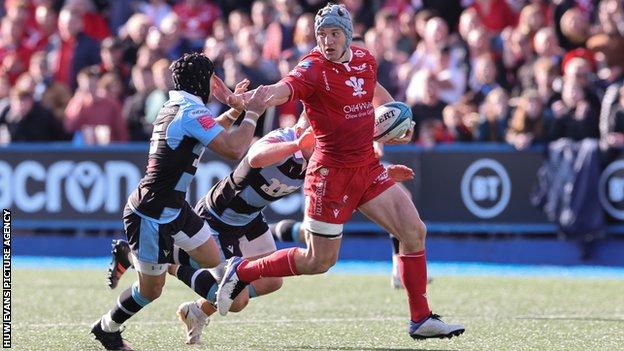 Jonathan Davies: Wales centre signs new Scarlets contract - BBC Sport