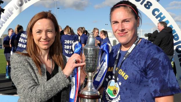 Linfield lift Women's Premiership trophy - BBC Sport