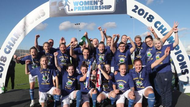 Linfield lift Women's Premiership trophy - BBC Sport