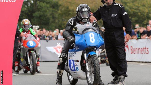 Classic TT: Jamie Coward takes maiden win in Junior class - BBC Sport