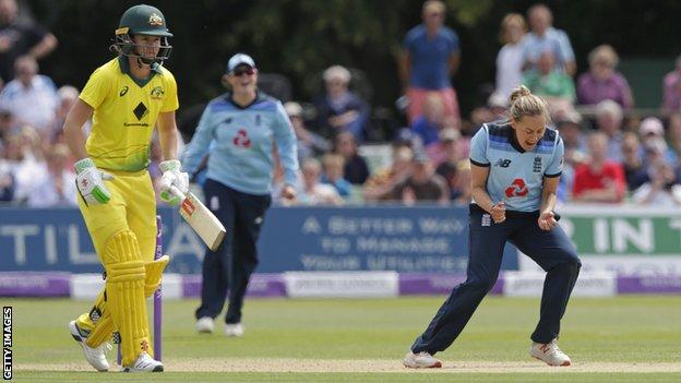 Laura Marsh: England bowler retires from international cricket - BBC Sport