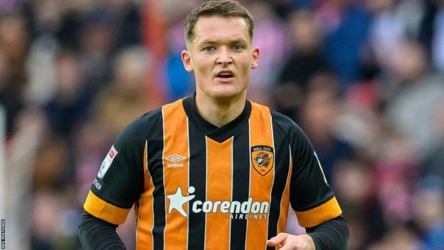 Sean McLoughlin: Hull City defender signs new three-year deal - BBC Sport