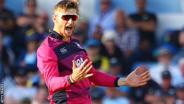 Rob Keogh: Northamptonshire all-rounder snaps tendon in finger - BBC Sport