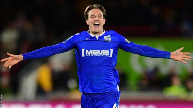 Will Wright: Crawley Town sign defender from Gillingham - BBC Sport