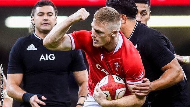 Johnny McNicholl: Scarlets in contract talks with Wales full-back - BBC ...