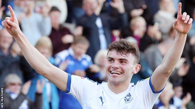 Jonny Smith and Filipe Morais: Oldham Athletic sign wingers on season ...