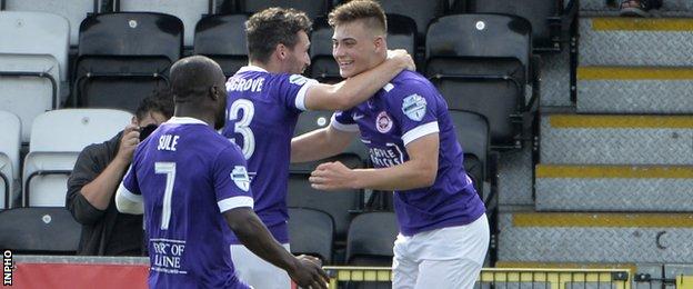 Irish Premiership: Crusaders held to 2-2 draw by Larne - BBC Sport