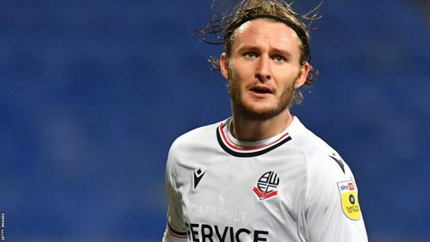 Kieran Sadlier: Leyton Orient sign Bolton midfielder on loan - BBC Sport