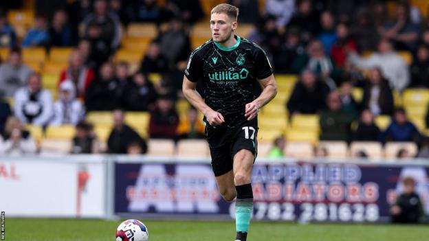 Lewis Gibson: Plymouth Argyle sign former Everton defender - BBC Sport