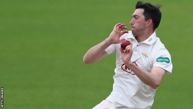 Mark Footitt: Nottinghamshire sign Surrey bowler until 2019 - BBC Sport