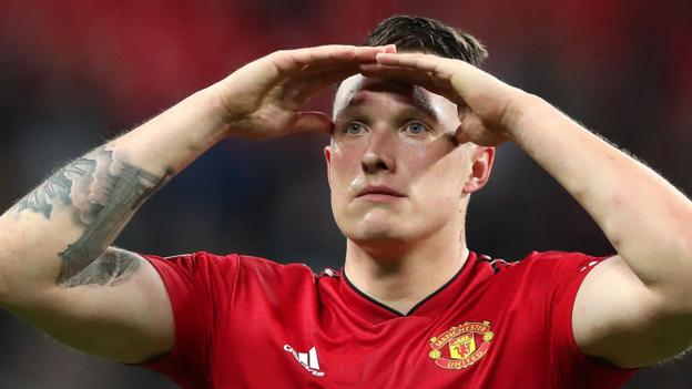 Phil Jones: Man Utd defender signs new contract until 2023 - BBC Sport