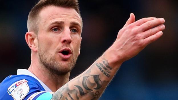 Peter Clarke: Fleetwood Town sign former Oldham Athletic defender - BBC ...