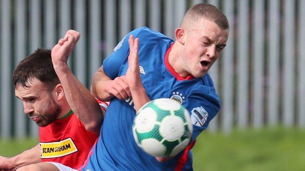 Irish Premiership: Ten-man Linfield draw at Cliftonville - BBC Sport