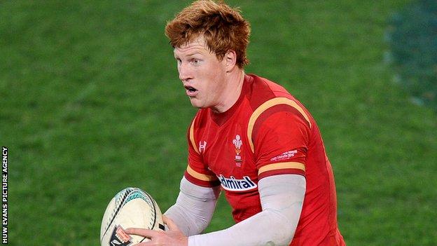 Rhys Patchell & Rhodri Jones in Wales training squad - BBC Sport